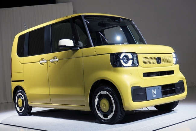 ホンダ新型「N-BOX/N-BOXカスタム(JF5,JF6)」初公開で先行予約開始！一文字ライトがカッコいい。価格は約2万円アップ。タンク容量は変わらない模様。 – 【N-BOX for ...