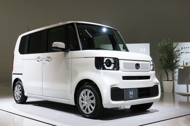 ホンダ新型「N-BOX/N-BOXカスタム(JF5,JF6)」初公開で先行予約開始！一文字ライトがカッコいい。価格は約2万円アップ。タンク容量は変わらない模様。 – 【N-BOX for ...